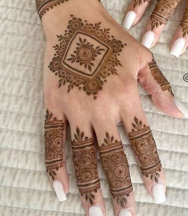 दीवाली पर 5 मिनट में हाथों की शोभा बढ़ाएंगे ये 5 खूबसूरत Mehndi Designs ...