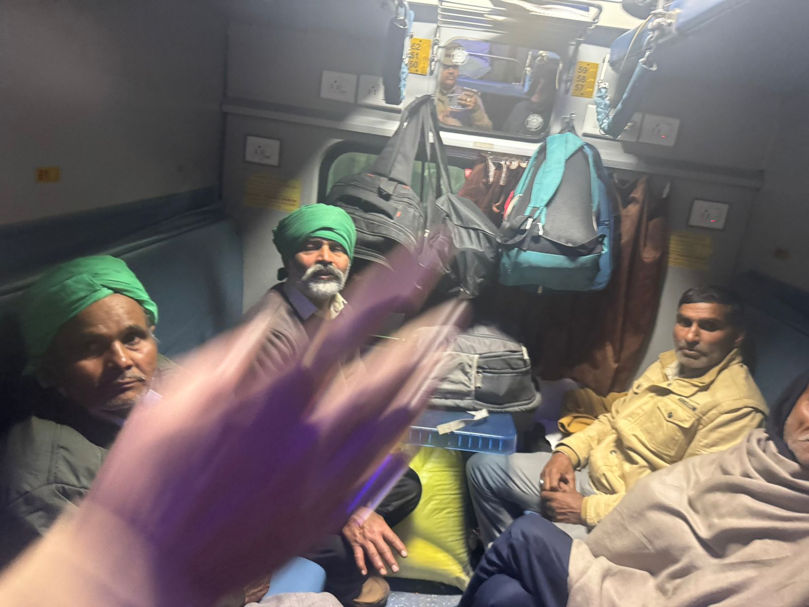 ट्रेन में बीड़ी सुलगाए और छलकाए शराब के पेग, हापुड़ में किसान यूनियन ...