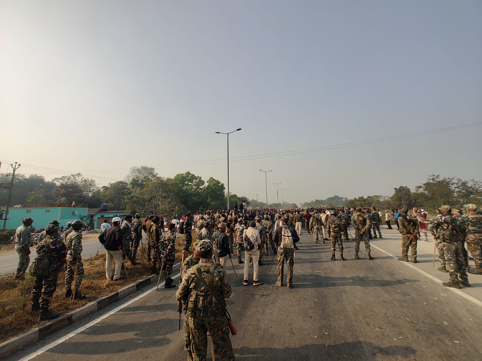 गालूडीह हत्याकांड के विरोध में NH-18 जाम, ग्रामीणों ने पुतरु के पास ...
