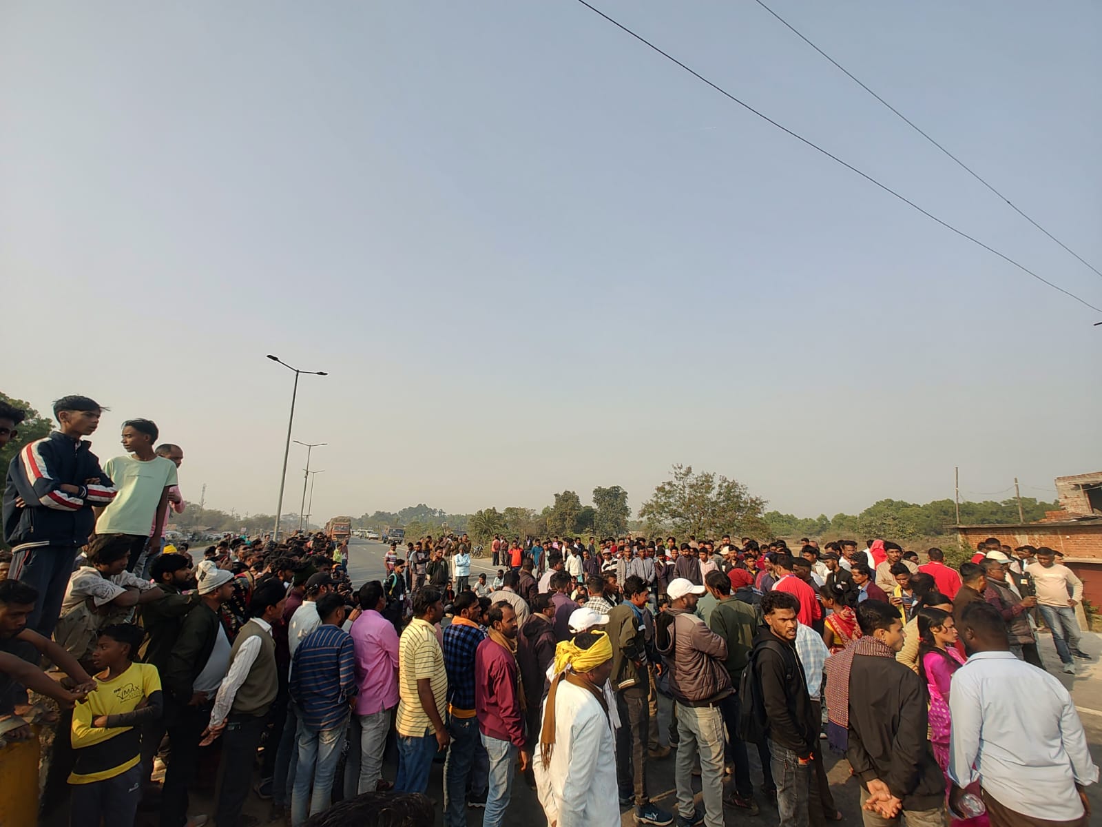 गालूडीह हत्याकांड के विरोध में NH-18 जाम, ग्रामीणों ने पुतरु के पास ...