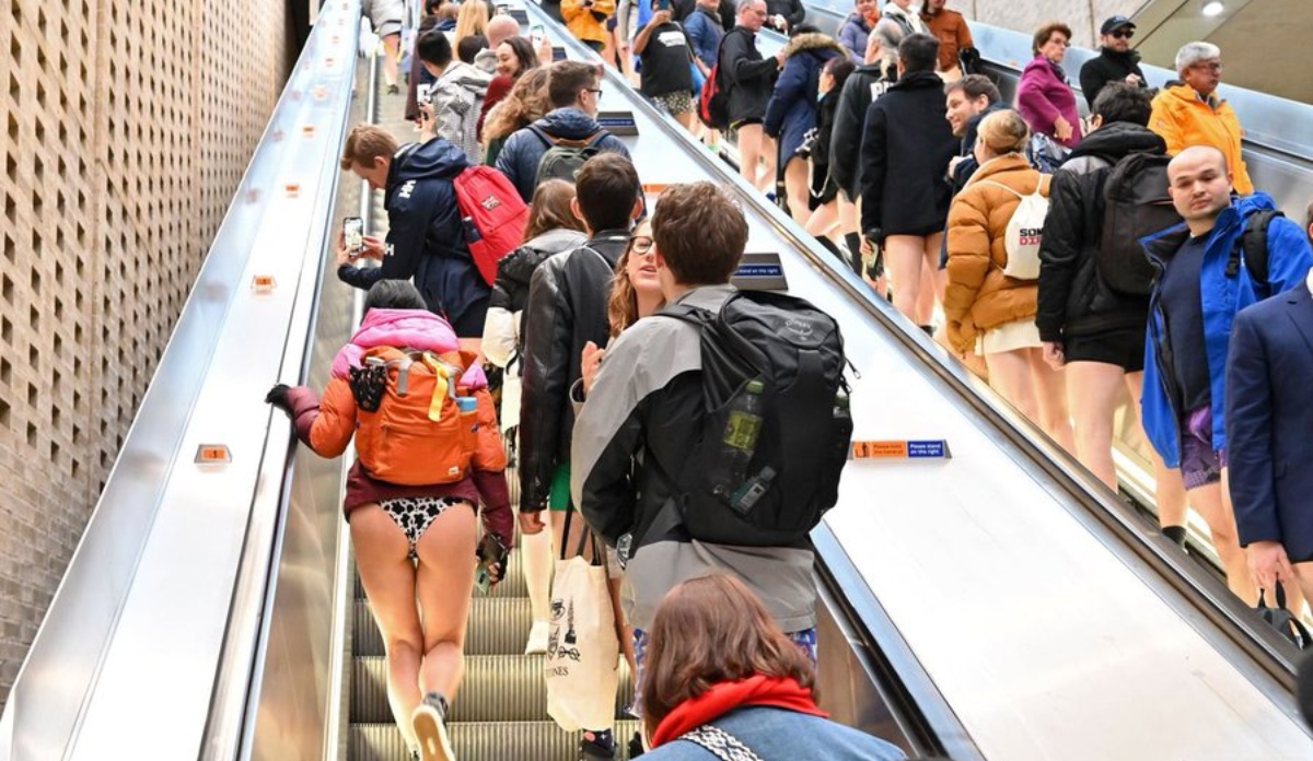 लंदन में बिना पैंट घूम रहे महिला-पुरुष, मेट्रो में अंडरवियर पहने दिखे ...