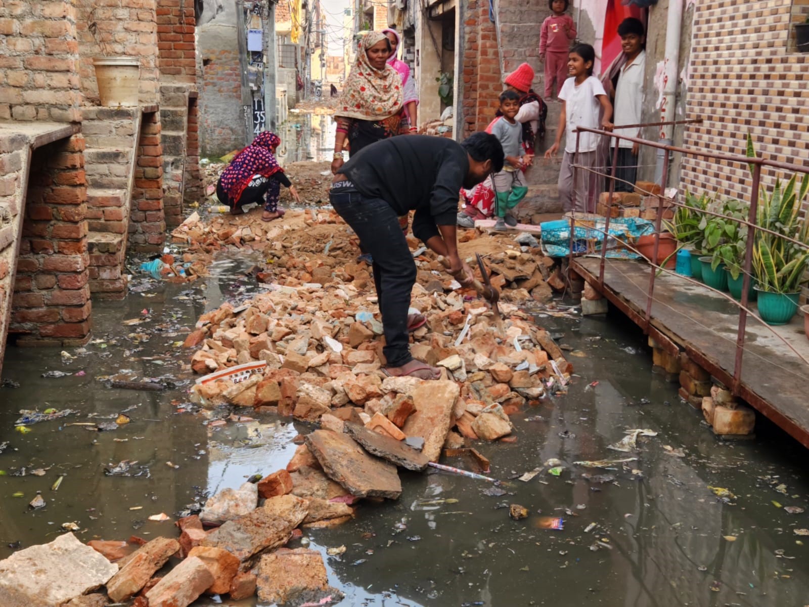 स्कूल बंद, घर खाली और लाचारी..., किराड़ी की शर्मा कॉलोनी के बाशिंदे ...