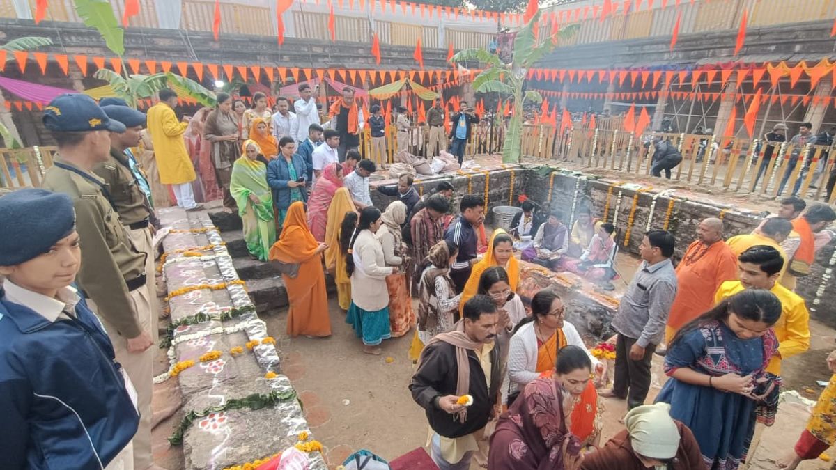 मध्य प्रदेश: धार भोजशाला में पूजा के साथ अदा हुई नमाज, पुलिस वाहन में ...