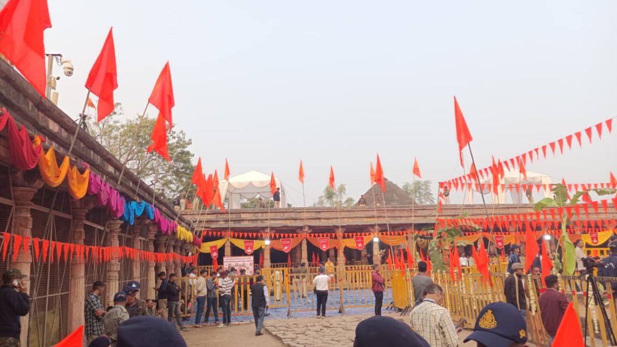 मध्य प्रदेश: धार भोजशाला में पूजा के साथ अदा हुई नमाज, पुलिस वाहन में ...
