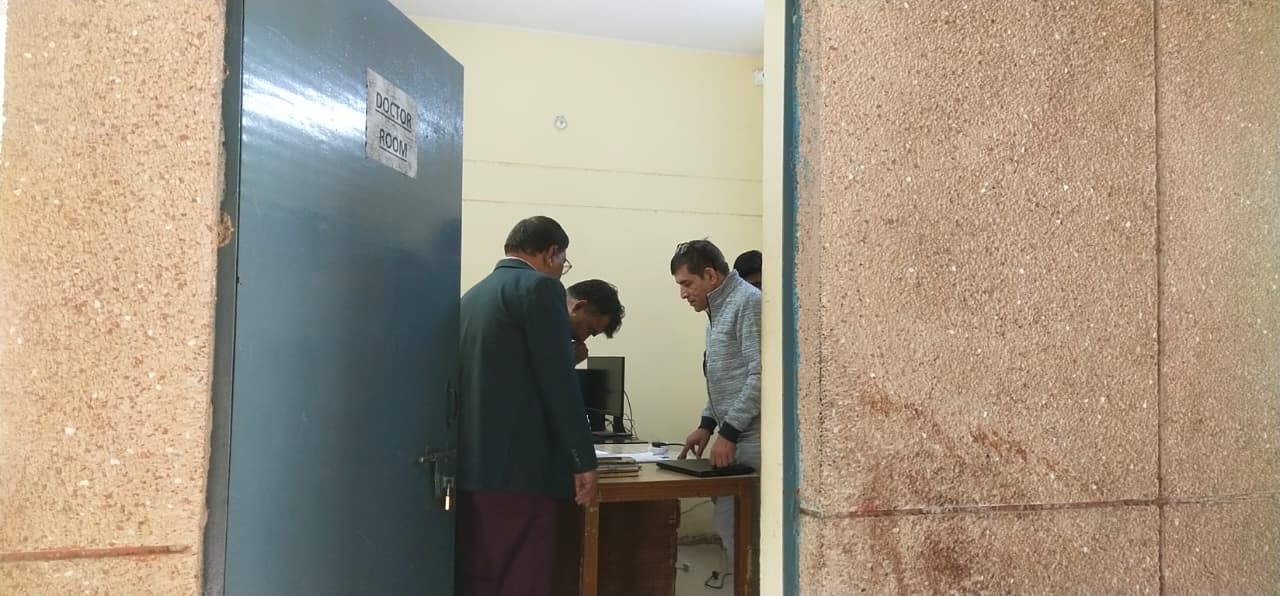 नोएडा के अस्पताल में मानवता शर्मसार, पोस्टमॉर्टम हाउस में चंद रुपयों के ...