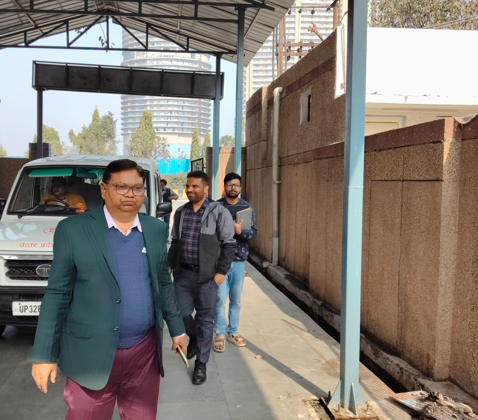 नोएडा के अस्पताल में मानवता शर्मसार, पोस्टमॉर्टम हाउस में चंद रुपयों के ...