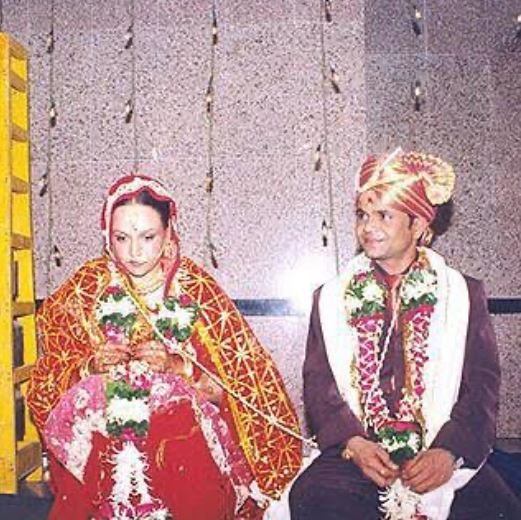 20 की उम्र में Rajpal Yadav की शादी, चंद महीनों में पहली पत्नी की मौत; दूसरी बीवी ने किया सौतेली ...