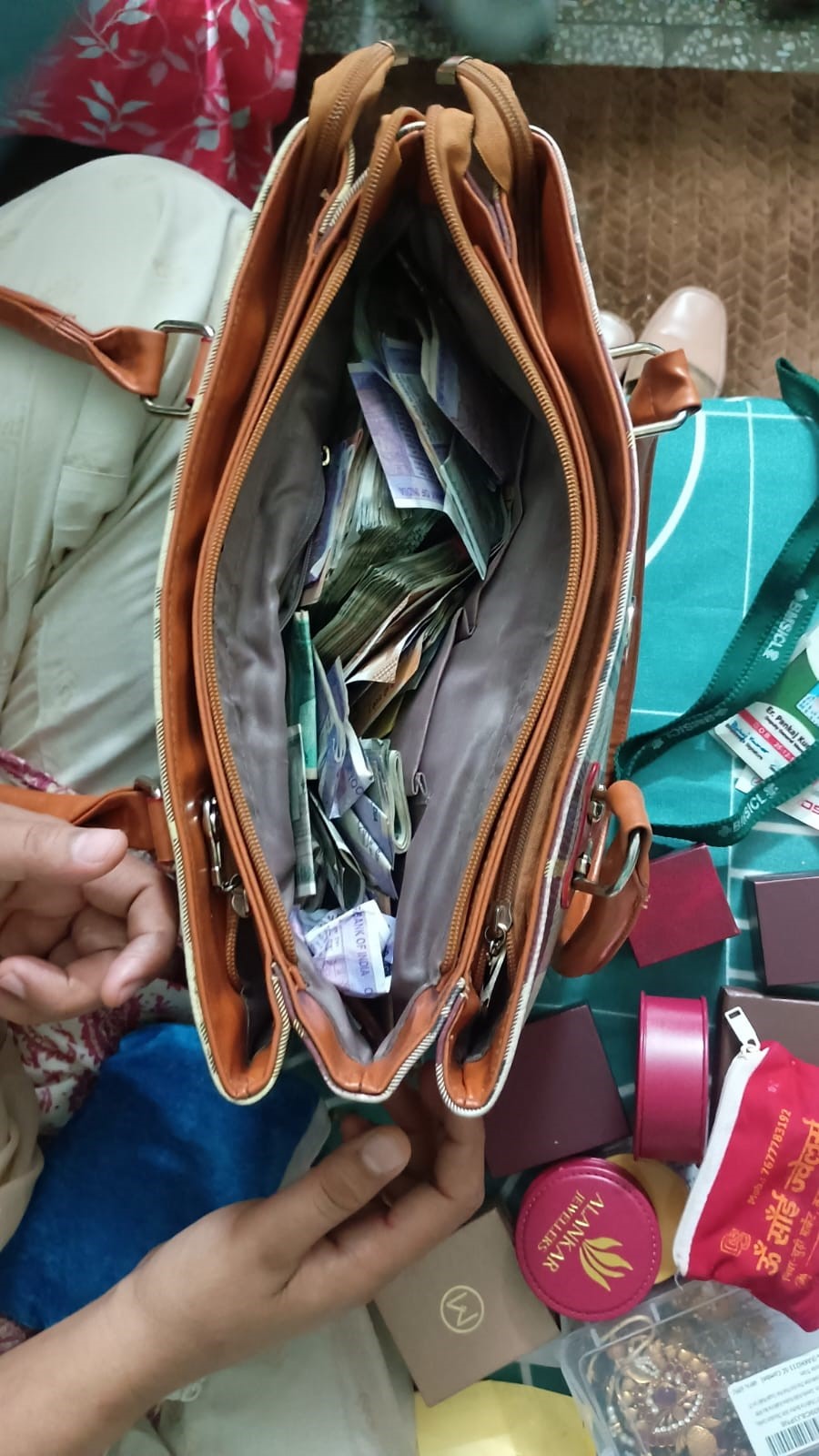 छापा पड़ा तो DGM ने फेंके 1.25 करोड़ के गहने और 32 लाख कैश, पटना में ...