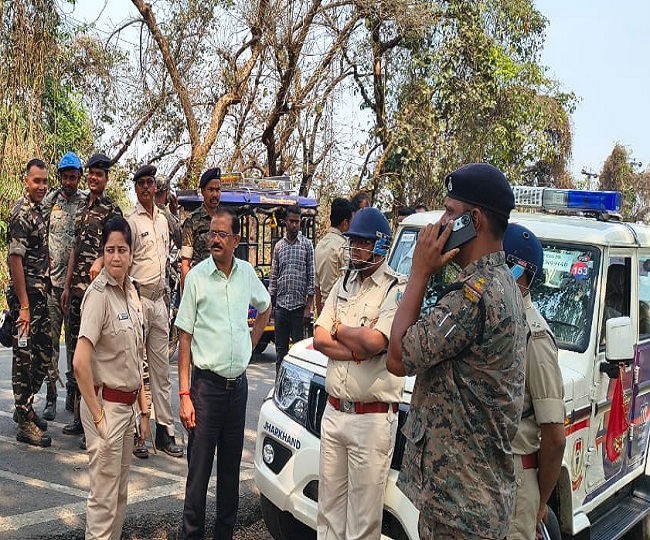 धनबाद में दो पक्षों के बीच तनाव, पुलिस ने बल प्रयोग कर भीड़ को खदेड़ा ...