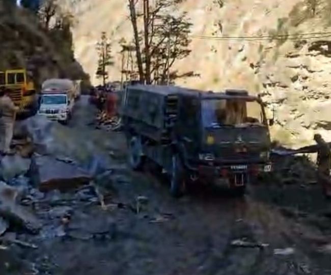 किन्नौर में NH-5 पर दरका पहाड़, भारी भरकम चट्टानें गिरने से धंस गई पूरी ...