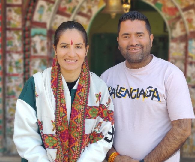 भारतीय महिला क्रिकेटर रेणुका पहुंची हनोल, महासू मंदिर में किया रात्रि ...