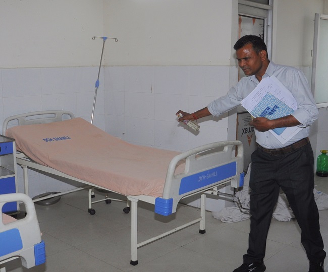 जिला अस्पताल में लैपटाॅप लेकर बैठे DM शामली, स्टाफ के फूले हाथ-पांव ...