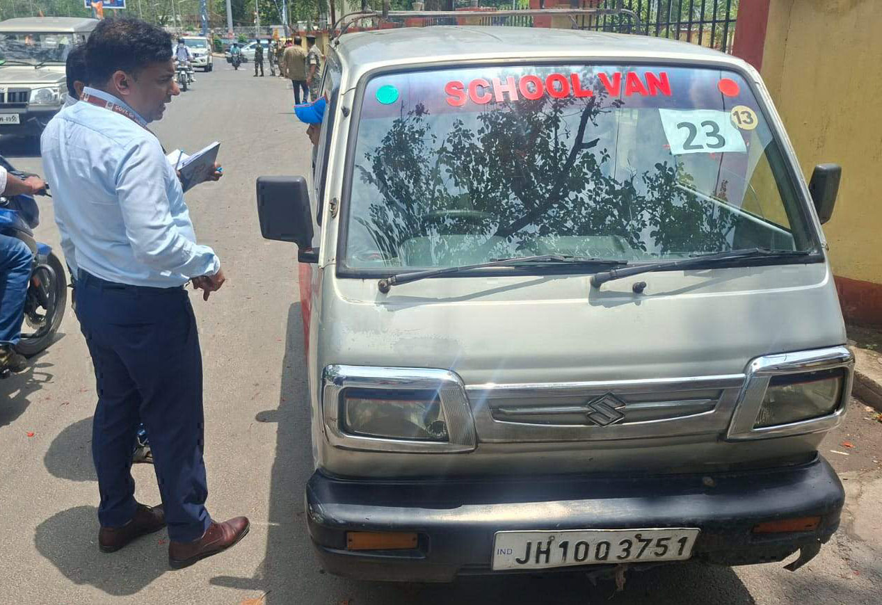 वैन में ओवरलोड क्यों है? बच्चों की जान से खिलवाड़ कर रहे हो, फाइन काटो ...