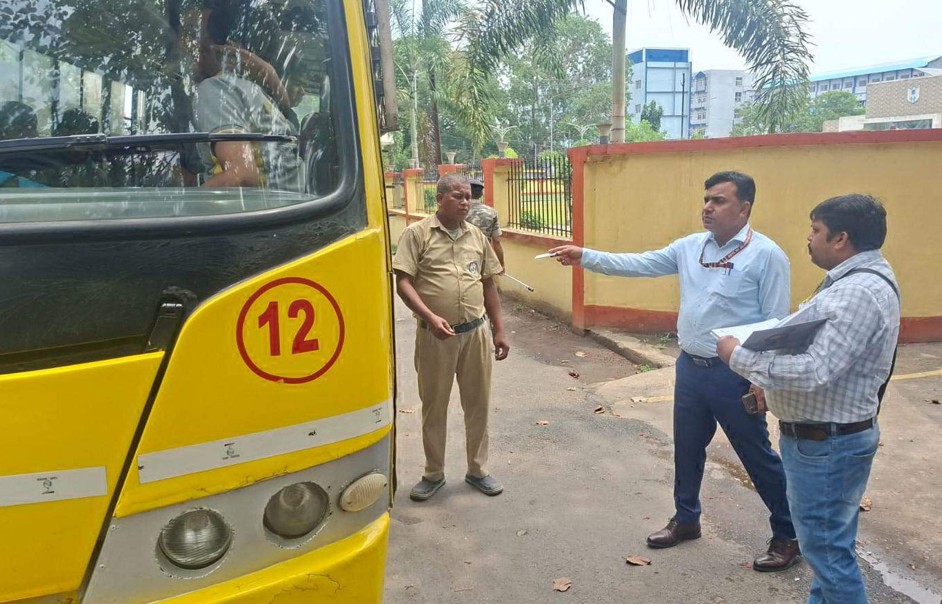 वैन में ओवरलोड क्यों है? बच्चों की जान से खिलवाड़ कर रहे हो, फाइन काटो ...