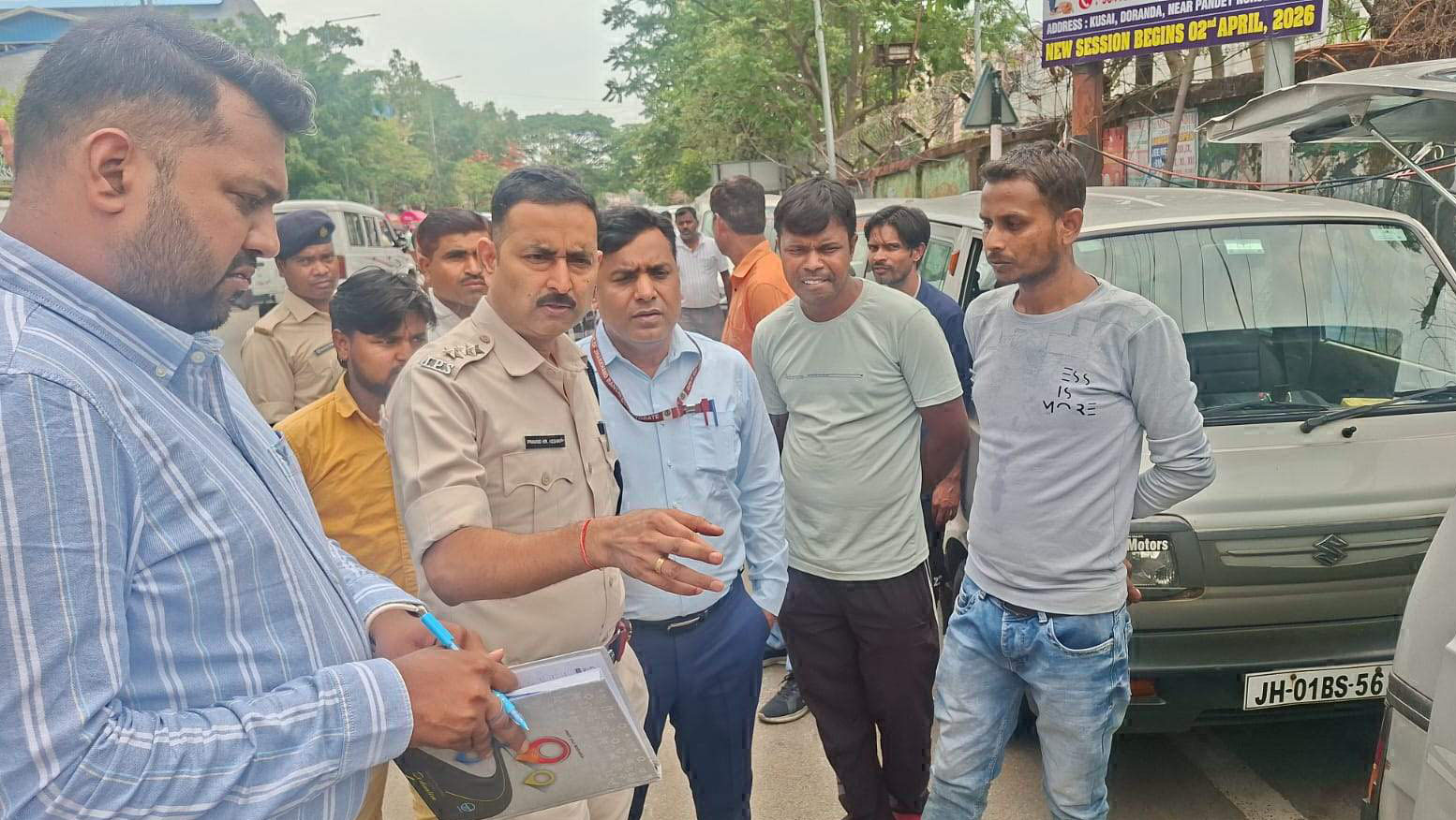 वैन में ओवरलोड क्यों है? बच्चों की जान से खिलवाड़ कर रहे हो, फाइन काटो ...