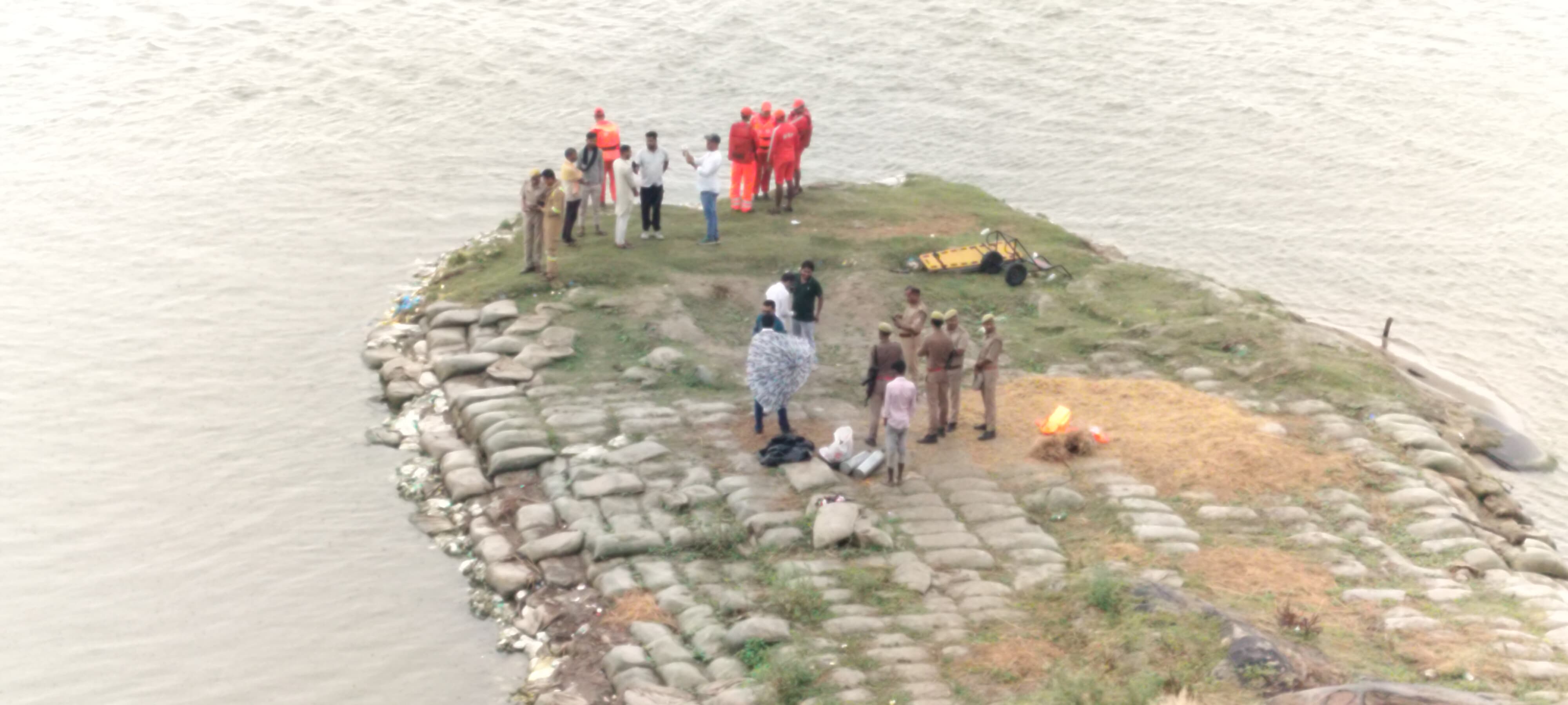 यमुना की लहरों और बारिश से जंग: हमीरपुर नाव हादसे में NDRF ने निकाले 5 ...