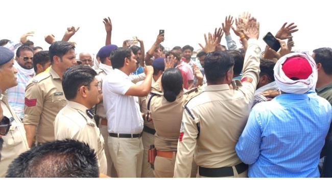 देवास की पटाखा फैक्ट्री में विस्फोट के बाद लगी आग: धमाकों से दहला इलाका ...