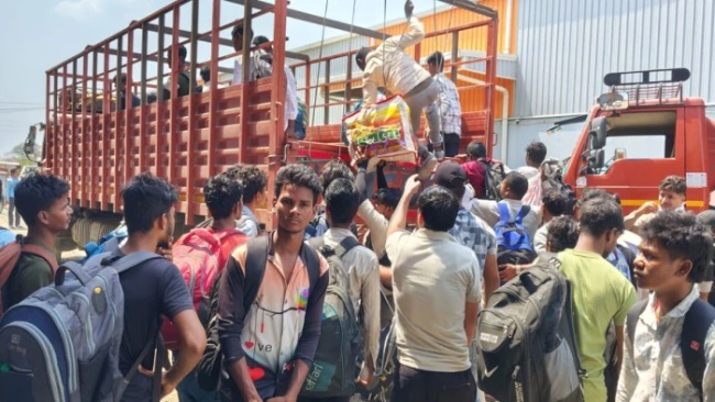 देवास की पटाखा फैक्ट्री में विस्फोट के बाद लगी आग: धमाकों से दहला इलाका ...