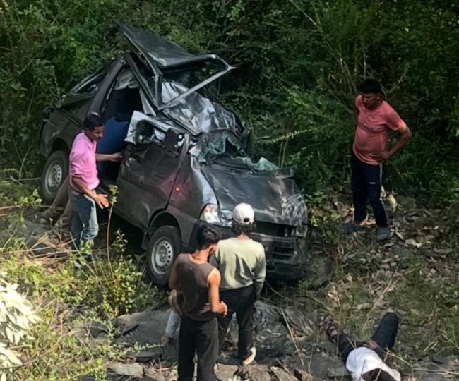 चमोली में पोखरी-चांदनीखाल मोटर मार्ग पर कार खाई में गिरी, 3 लोग हुए ...