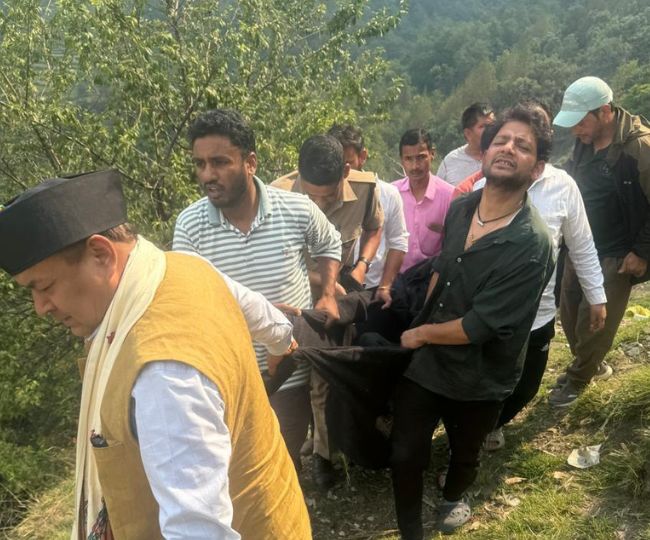 चमोली में पोखरी-चांदनीखाल मोटर मार्ग पर कार खाई में गिरी, 3 लोग हुए ...