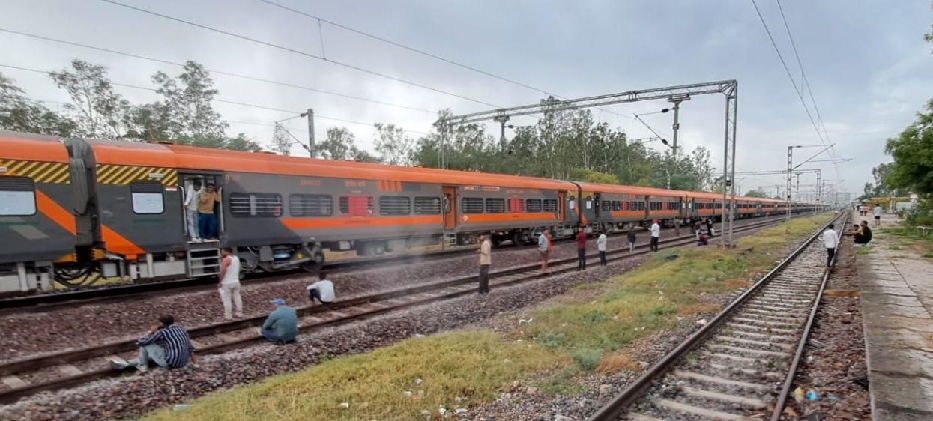 UP Weather: आंधी-बारिश से दहला यूपी... 6 जिलों में 16 मौतें, खंभे-पेड़ ...