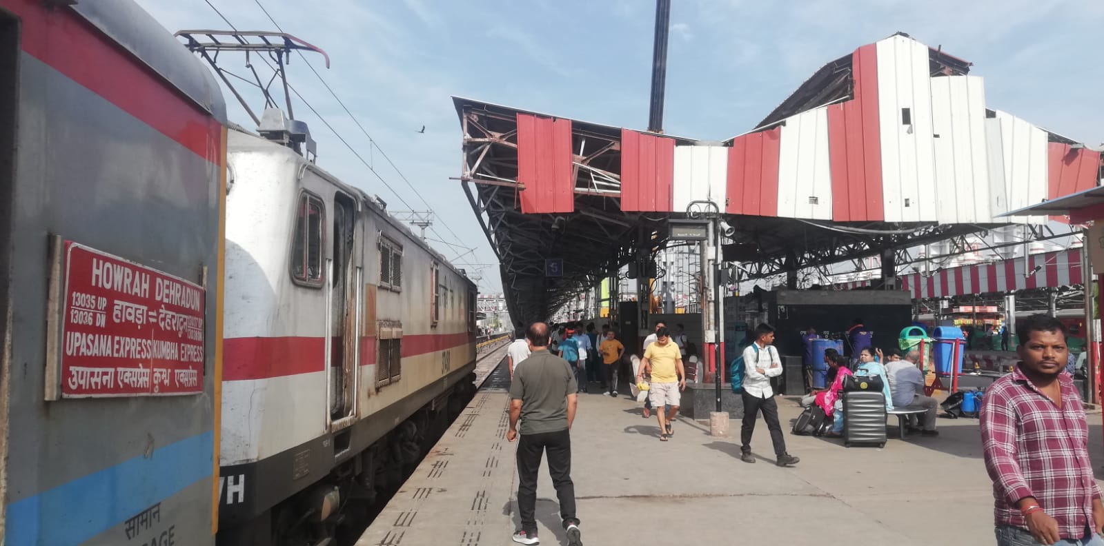 लखनऊ चारबाग स्टेशन पर बड़ा हादसा, प्लेटफार्म शेड गिरने से तीन यात्री ...