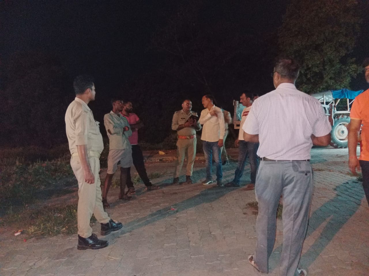 कुशीनगर में ग्रामीणों ने पकड़े अवैध आयरन डस्ट से लदे ओवरलोड ट्रक ...