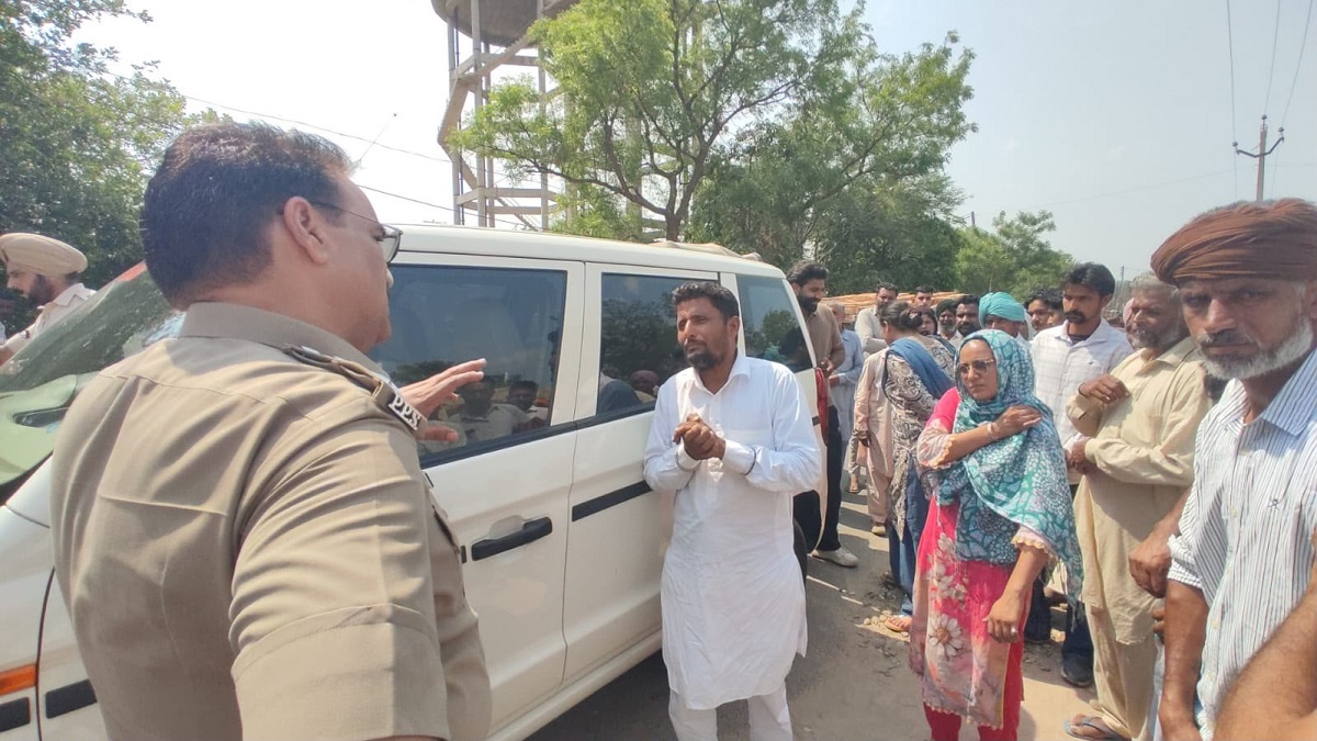 मुक्तसर में जमीनी विवाद से परेशान व्यक्ति पेट्रोल लेकर टंकी पर चढ़ा ...